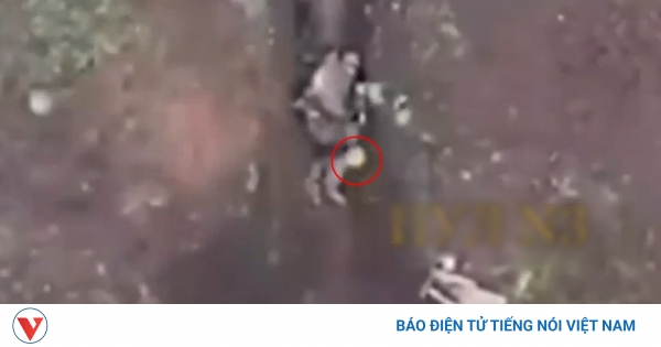 Cảnh lính Nga bình tĩnh nhặt bom thả từ UAV đối phương và quăng đi