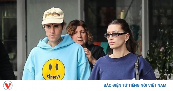 Hailey Baldwin diện mốt "giấu quần" sành điệu đi chơi cùng ông xã ...