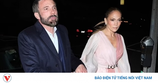 Jennifer Lopez khoe vóc dáng quyến rũ khi tận hưởng bữa tối lãng mạn ...