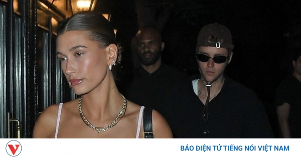 Vợ Justin Bieber đeo trang sức sang chảnh, diện đầm gợi cảm đi hẹn hò ...