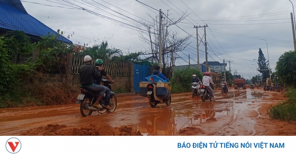 Phan Thiết khắc phục sự cố cát tràn khiến giao thông ách tắc