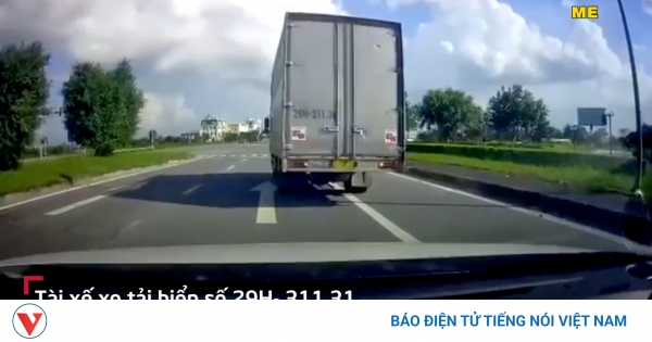 Tài xế xe tải cố tình lùi, tông mạnh xe phía sau