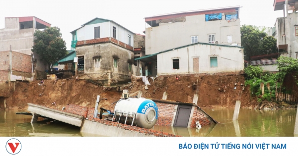 "Chứng kiến ngôi nhà chìm dần xuống sông Cầu, tôi chỉ biết ôm mặt khóc"