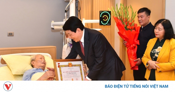 Nguyên Chủ tịch nước Trần Đức Lương nhận Huy hiệu 65 năm tuổi đảng