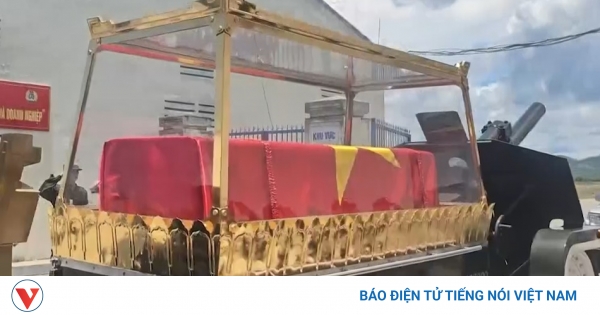 Linh xa đưa linh cữu nguyên Chủ tịch nước Trần Đức Lương từ sân bay về ...