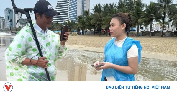 Dùng thiết bị dò tìm điện thoại bị vùi trong cát biển cho du khách