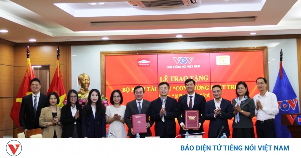 VOV trao tặng bộ phim tài liệu “Con đường phát triển” cho Bảo tàng Hồ ...