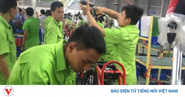 Bộ Tài chính đề xuất giảm 2% thuế VAT trong năm 2023 | VOV.VN