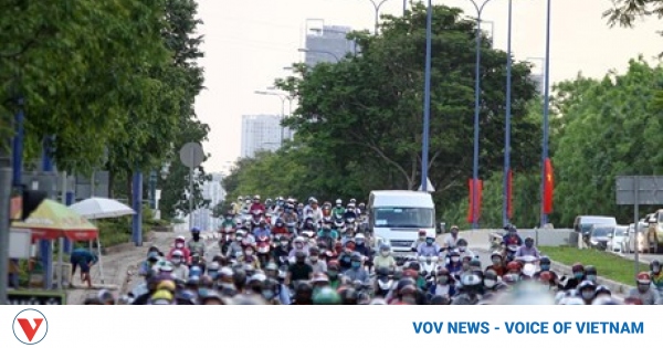 Vietnam strictly controls vehicle emissions to improve air quality | VOV.VN
