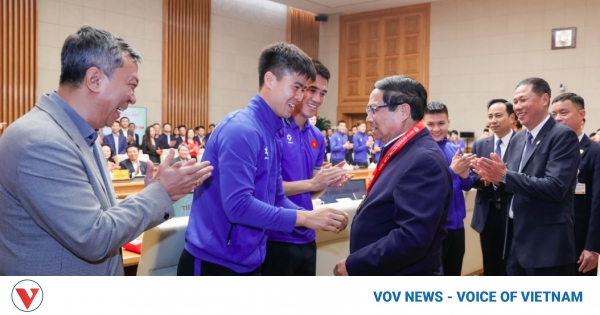 PM Chinh gives rousing welcome to national football team after ASEAN Cup victory