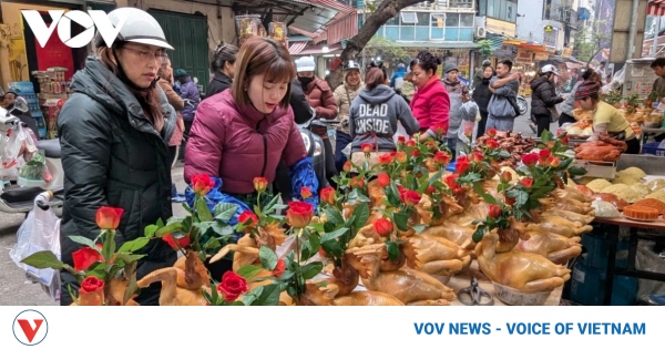 Hanoi’s market bustling for First Full Moon Festival