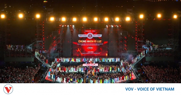 Vietnamese male artists concert sets a world record