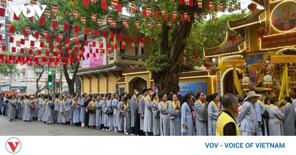 Buddhist followers throng Hanoi streets for Buddha’s Sarira veneration