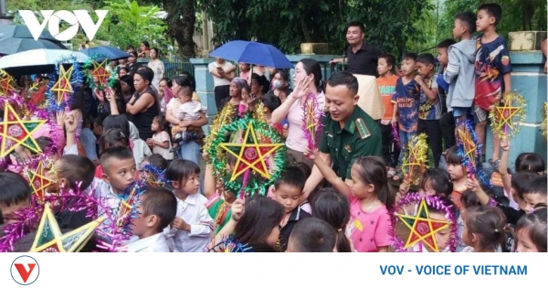 Border guards bring Mid-Autumn joy to children in Thanh Hoa’s border area