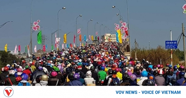 Congestion hits HCM City as people return after Tet | VOV.VN