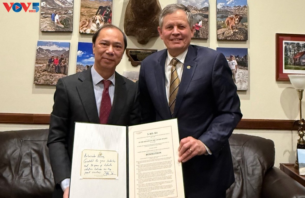 Стив Дэйнс (справа) вручает послу Вьетнама США Нгуен Куок Зунгу ...