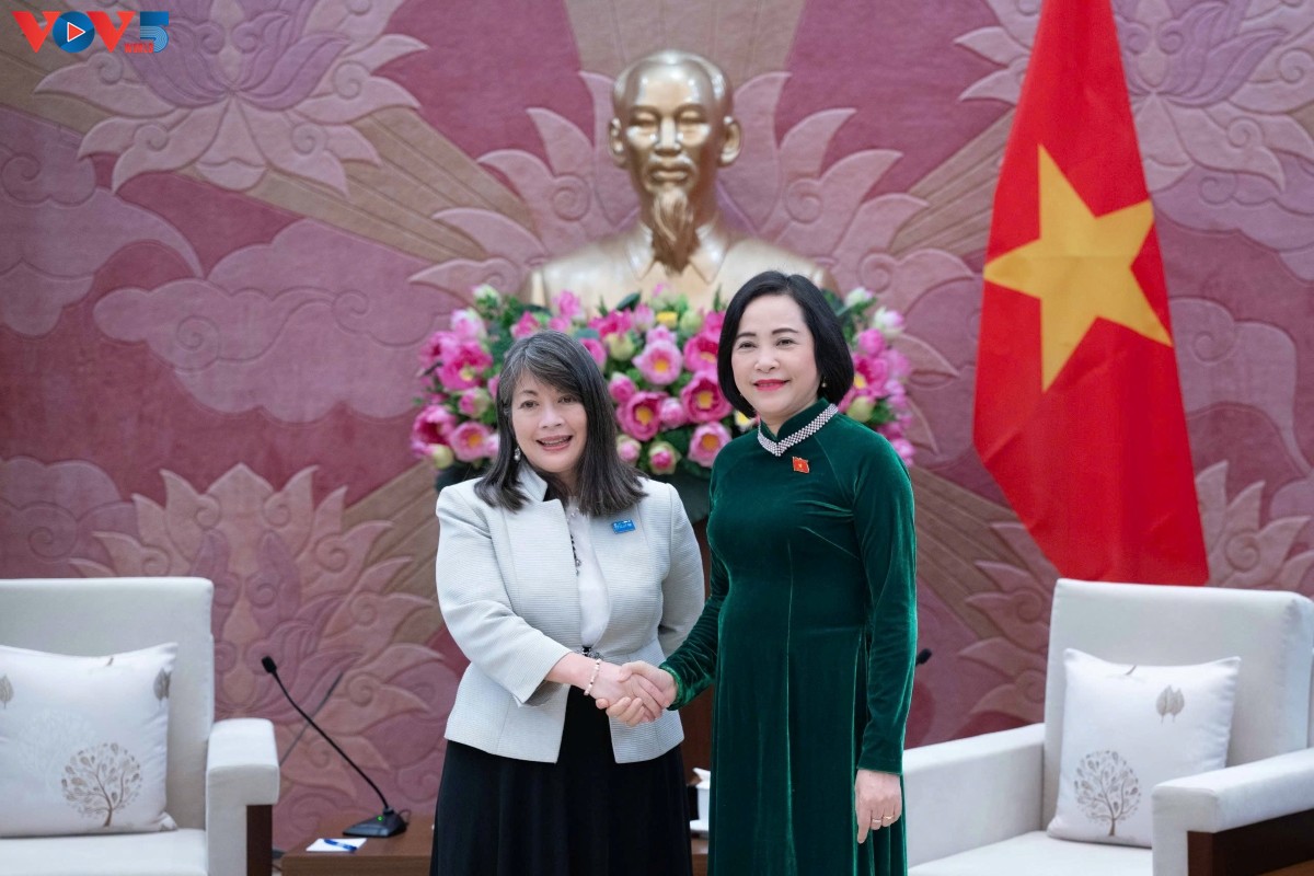 La vice-présidente de l’Assemblée nationale Nguyên Thi Thanh et June ...