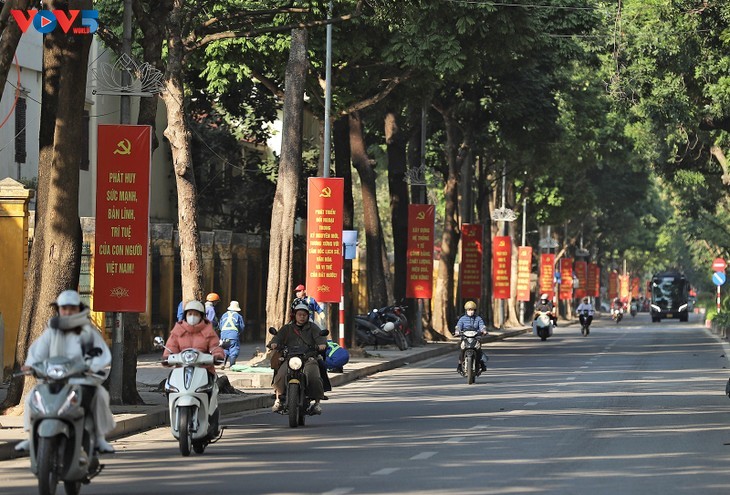Dans la capitale, les habitants vaquent à leurs activités quotidiennes ...
