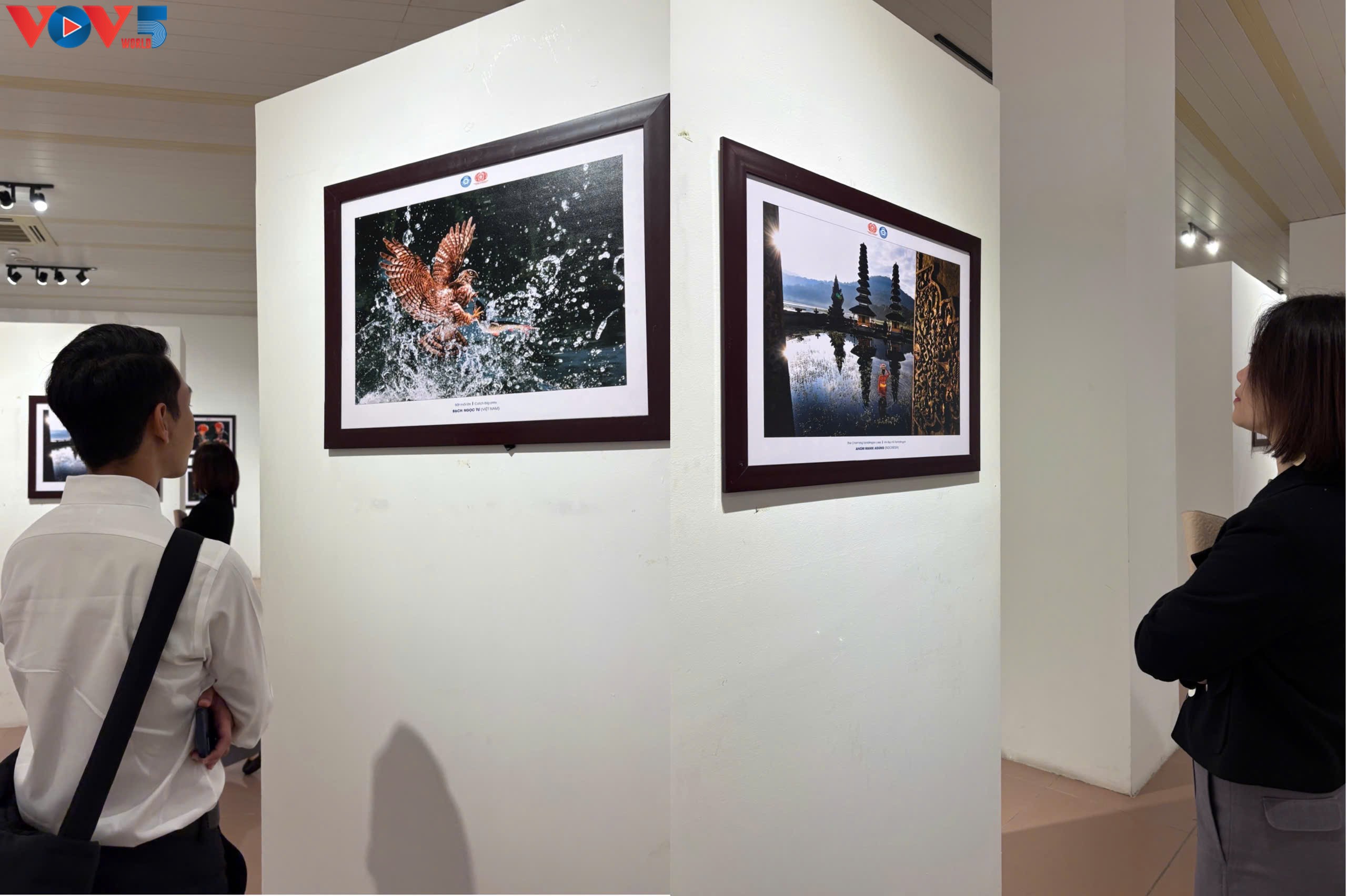 Foto-foto Indonesia dan Vietnam dipamerkan sehingga membantu para ...