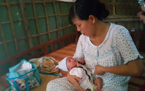 Sức khỏe của bé trai bị đâm vào đầu trong bệnh viện giờ ra sao? | VOV.VN